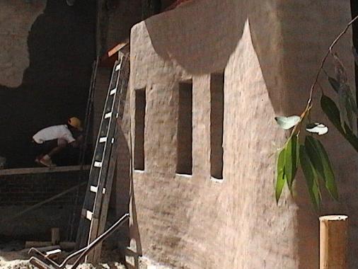 Tecnicas: Muro curvo en adobe (Casa en Solymar)